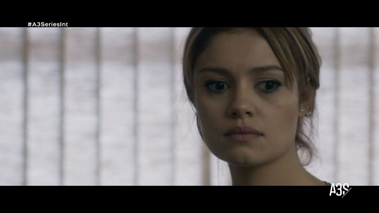 Alicia se desmaya tras ver a Renato y él ayuda a reanimarla en 'Los ...