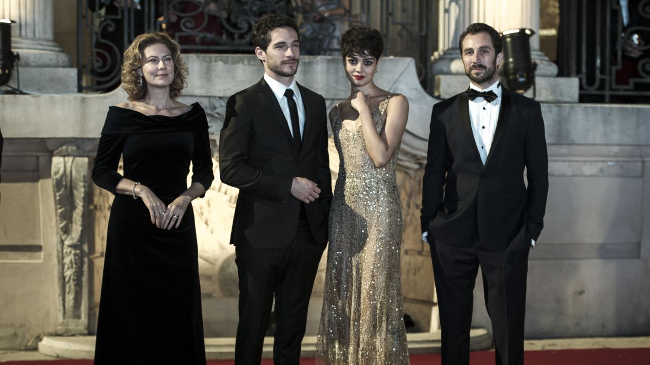 Roberta descubre un cuerpo flotando en la piscina | ATRESERIES TV