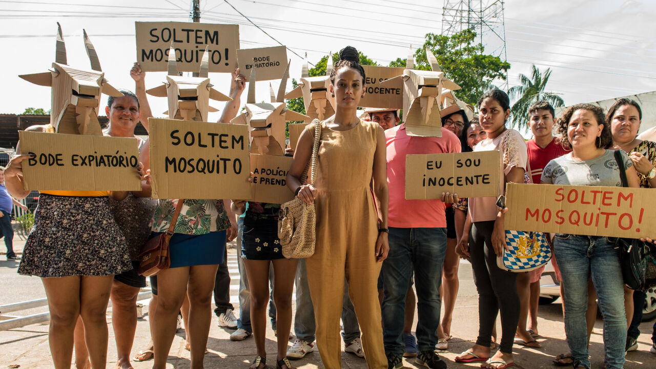 Natalie recibe un mensaje anónimo sobre la aprobación de la extinción ...